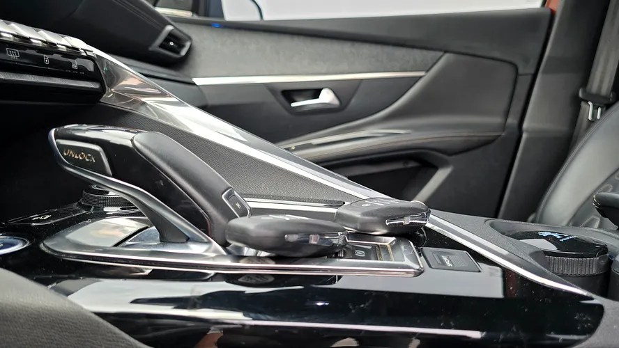 !!Amazing Top Peugeot 3008 GTI Lin 1.6L Only 80000KM GCC Specs Full ...