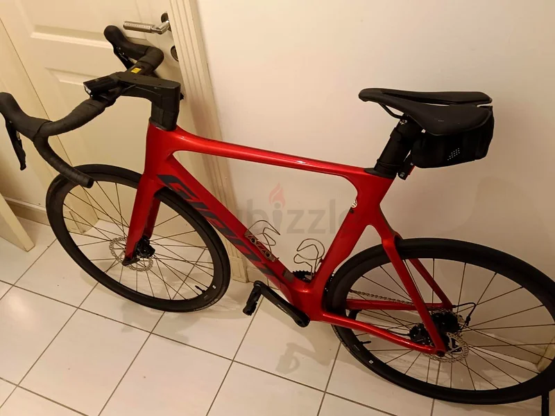 GIANT High-Performance Road Bike - Perfect for Fast Cyclists! | dubizzle
