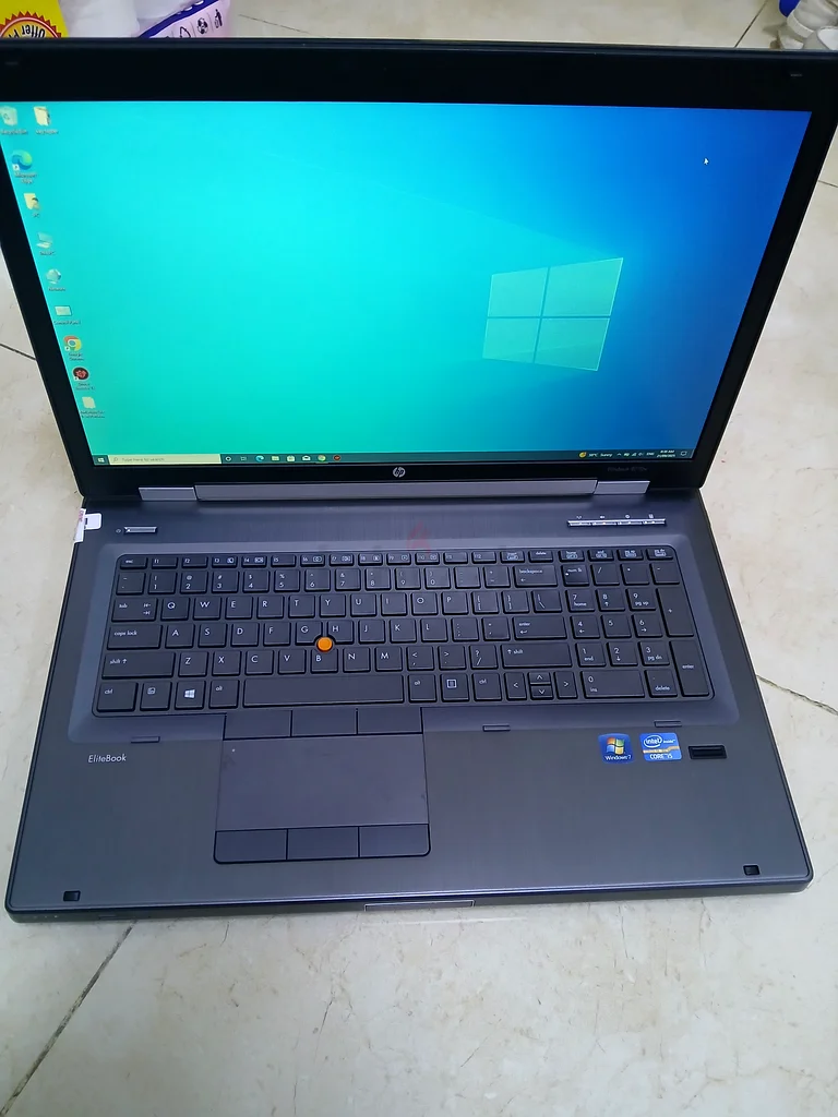 17 inch with 1gb graphic amd ..hp 8770w core i5 3rd generation ram 8gb ...
