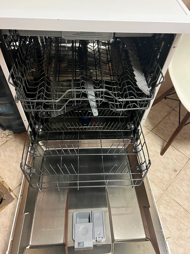 Efficient Dishwasher for Sale - Easy to Use and Maintain | dubizzle Sharjah