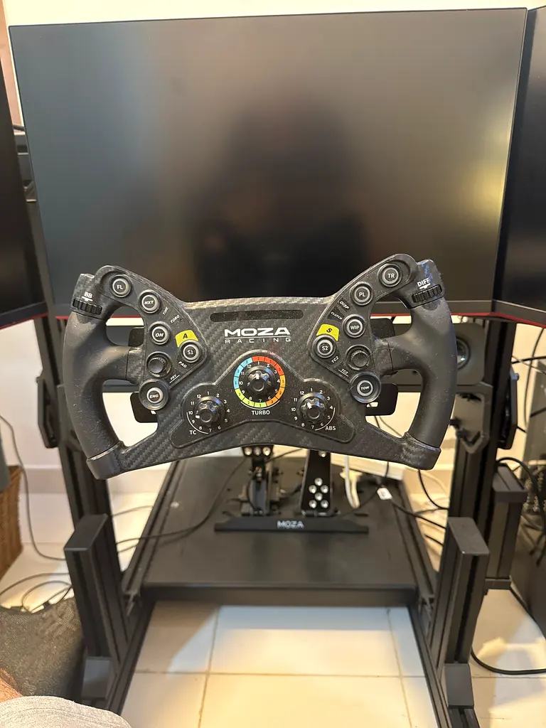 Full racing rig - Moza R9, RTX 5090 GPU, Triple 120 Hz screen | dubizzle