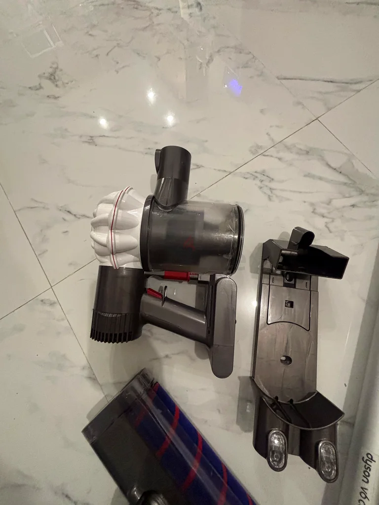 Dyson V6 Vacuum Cleaner - needs battery replaced. | dubizzle