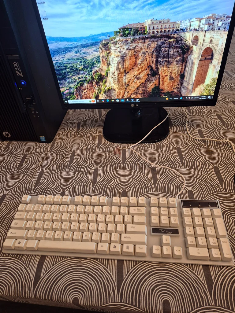 HP Z230 Tower Workstation Desktop with Screen Wifi Keyboard Mouse ...