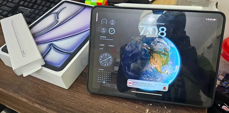 Apple iPad Air 2025 256 GB with Box and Pencil pro and stunninh Back ...