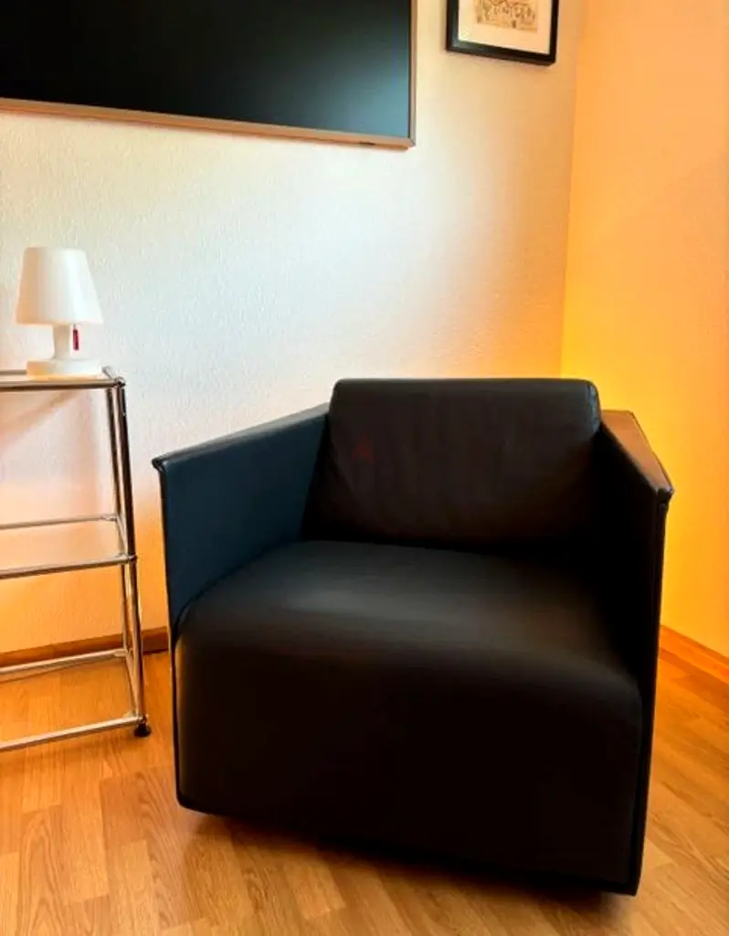 WALTER KNOLL T-Ray armchair black Italian leather luxury designer W75 D85 H73 cm | dubizzle Dubai