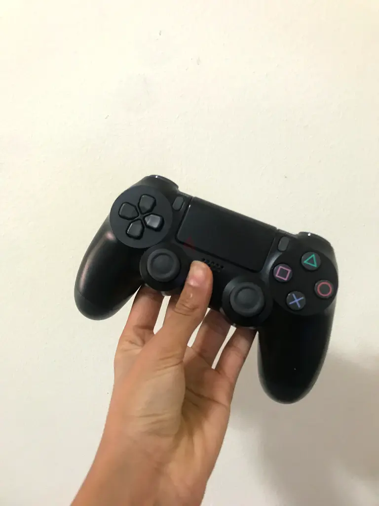 PS4 Slim 1TB - Excellent condition | 2 Controllers + 1 CD game + all ...