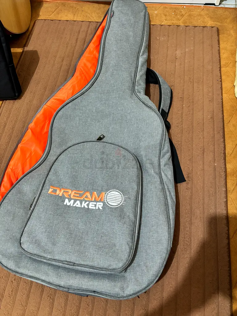 Dreammaker- acoustic guitar(jumbo sized) with gig bag | dubizzle Abu Dhabi