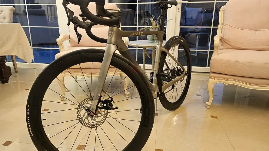 Java Jair Carbon Road Bike with Shimano105 and Carbon Wheels (Titanium/Grey, size 48) | دوبيزل دبي