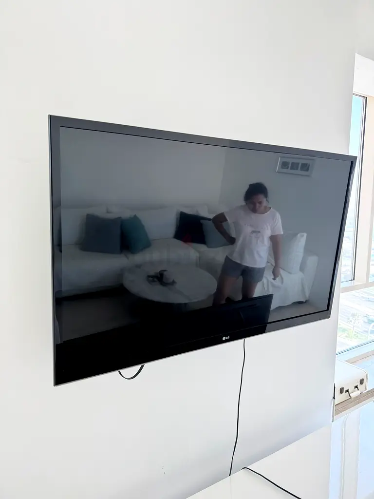 For Sale: LED LCD TV - Perfect for Your Living Room | dubizzle Dubai