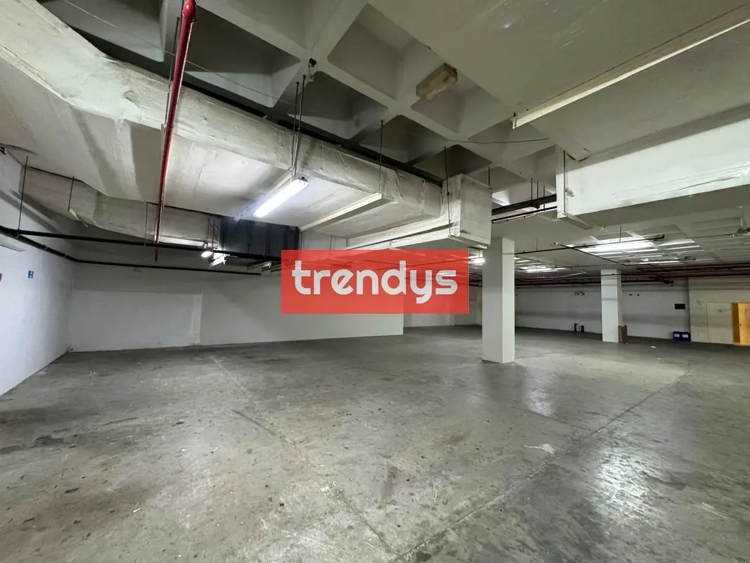 Warehouse: Massive Showroom and warehouse for Rent in Deira Al Khabaisi ...