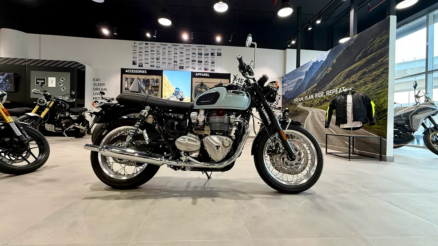 Own a timeless icon — almost new Triumph Bonneville T120 for sale ...