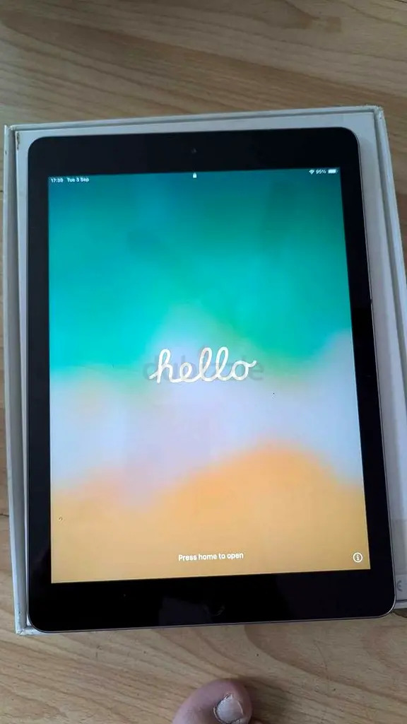Mint cond, Apple iPad 6th Gen (32GB) WiFi - Phonebot | dubizzle Dubai