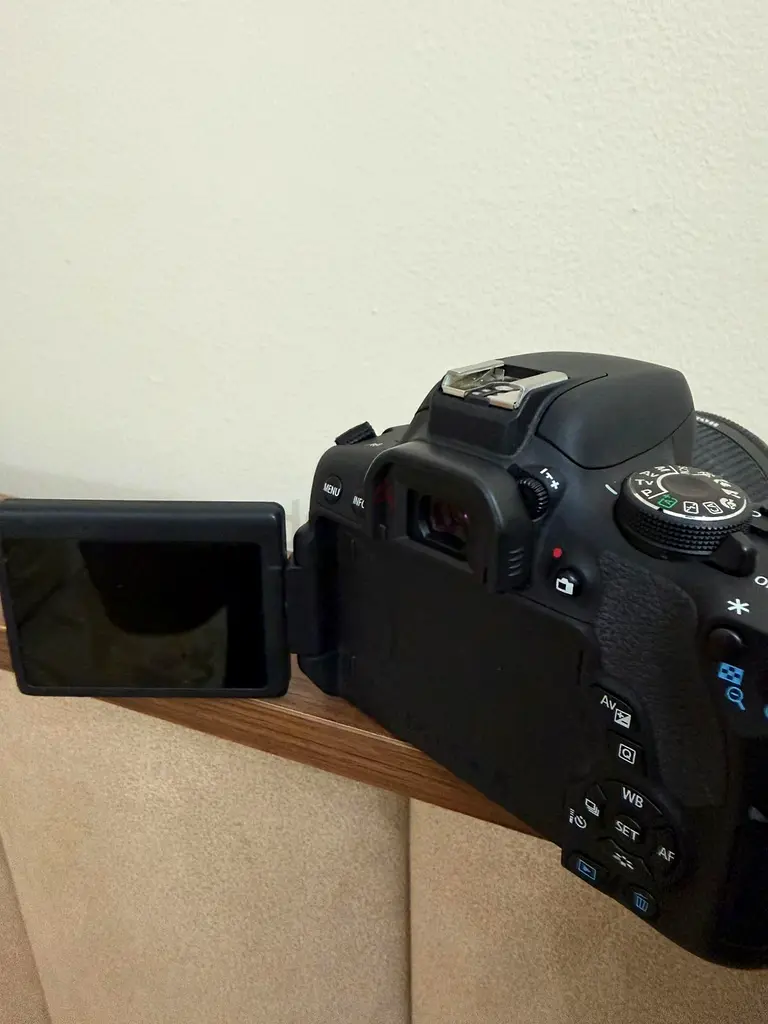 Canon 750D DSLR Camera with Lens Tripod for Sale | dubizzle Sharjah