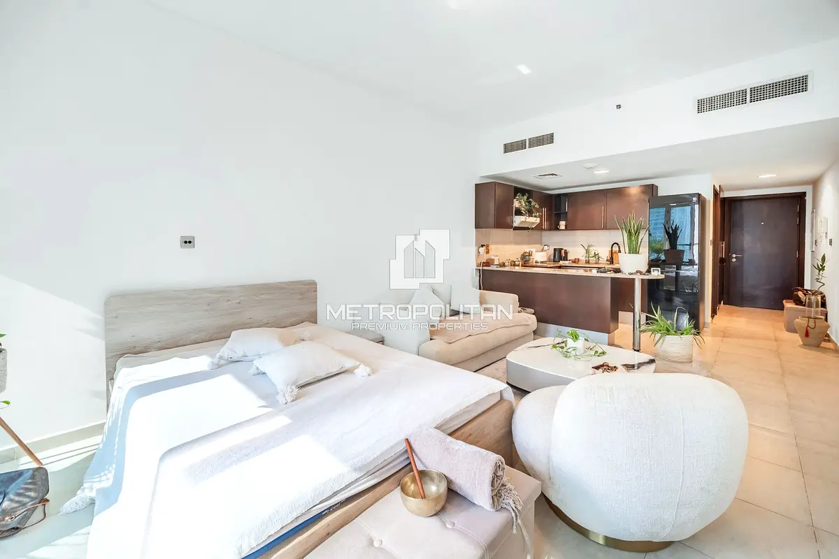 Apartment: Modern Studio | Full Lake View | Close to Metro | dubizzle Dubai
