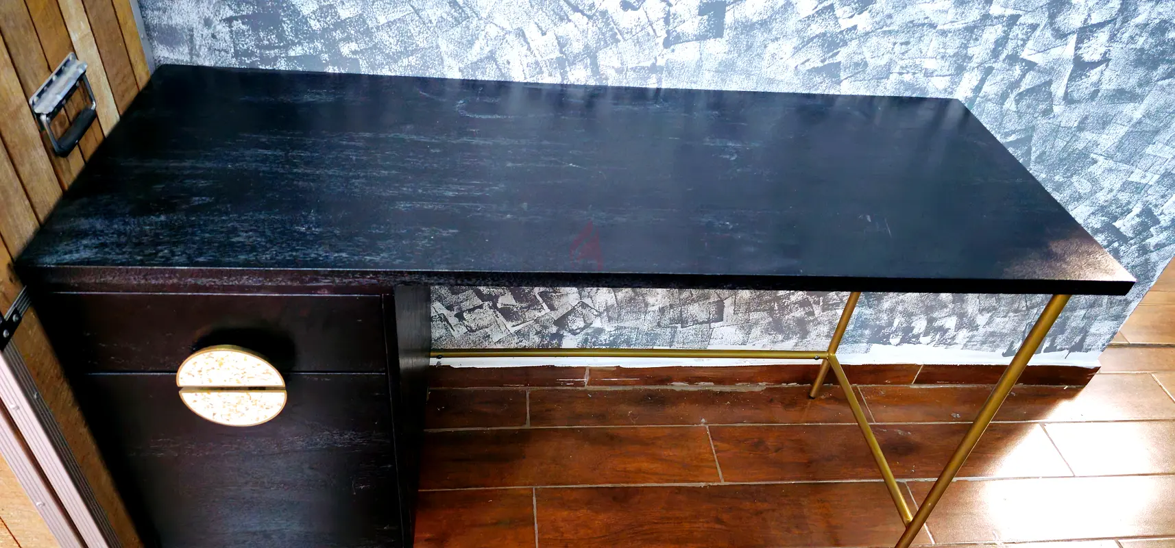 Stylish Minimalist Writing Desk with Gold Legs | dubizzle Dubai