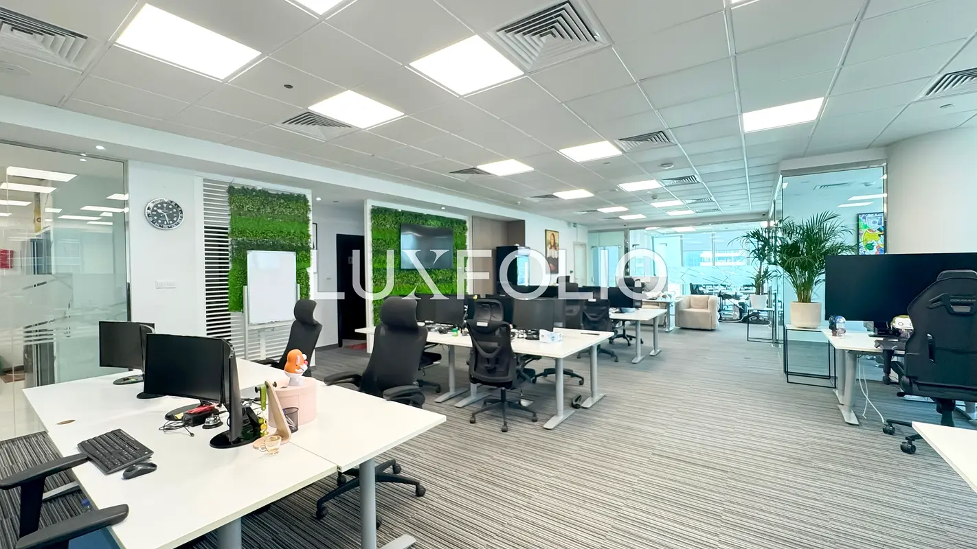 Office: Corner Office | 4 Parkings | Next to Metro | dubizzle Dubai