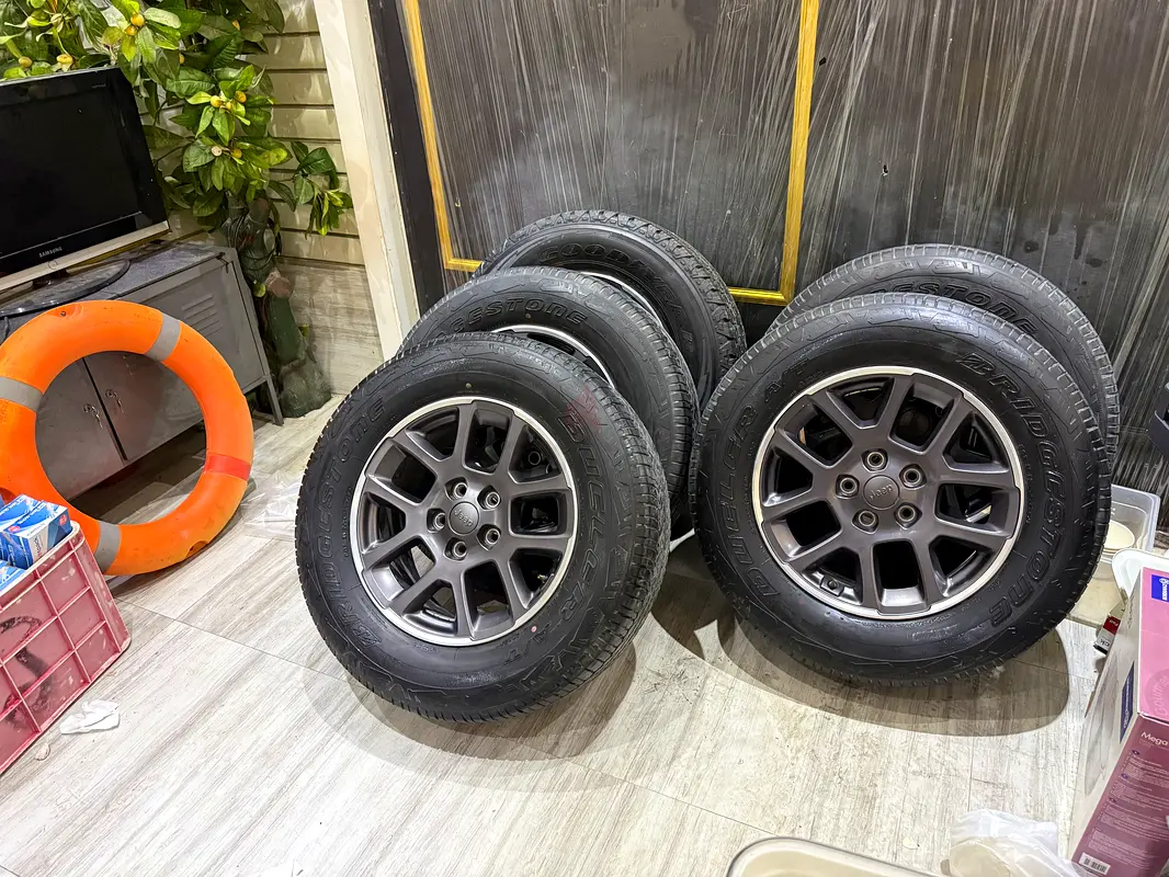 Jeep Gladiator 5 pieces OEM Whel Rims Size 18 with Bridgestone Tyrere ...