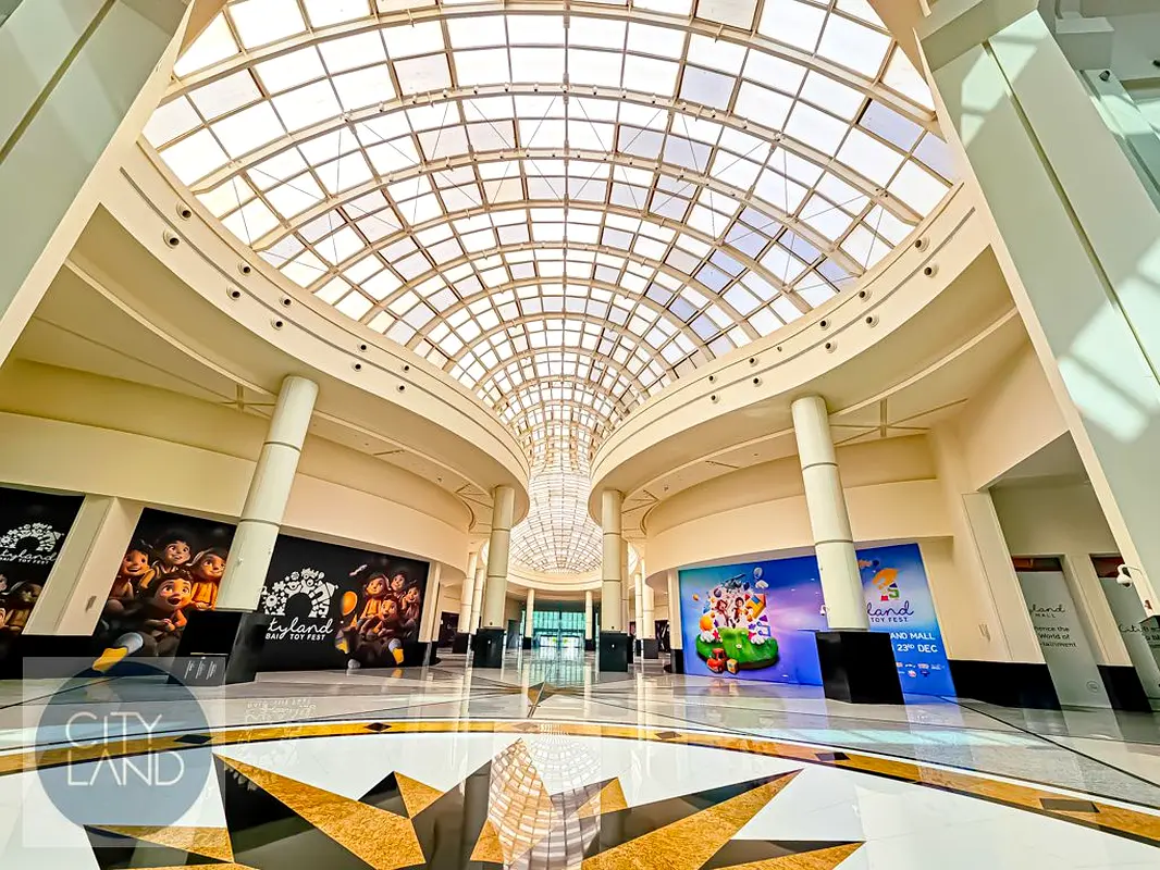 Shop: Prime Retail Leasing Opportunity: Spaces Available on Scant ...