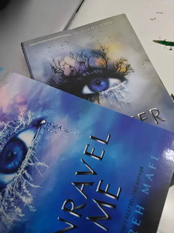 Classifieds: Unravel Me (Delacourt Shatter Me series) - Paperback Set ...