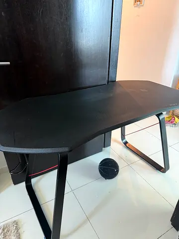 إعلانات مبوبة: Gaming desk carbon fibre surface used | دوبيزل أبوظبي